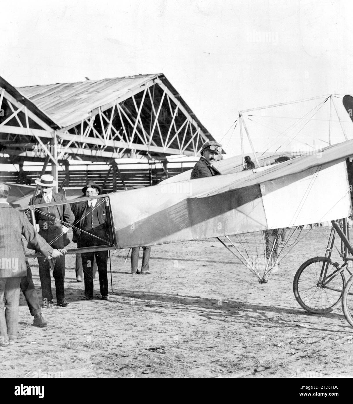 06/06/1911. The aviator Tick Moments before starting for the altitude ...