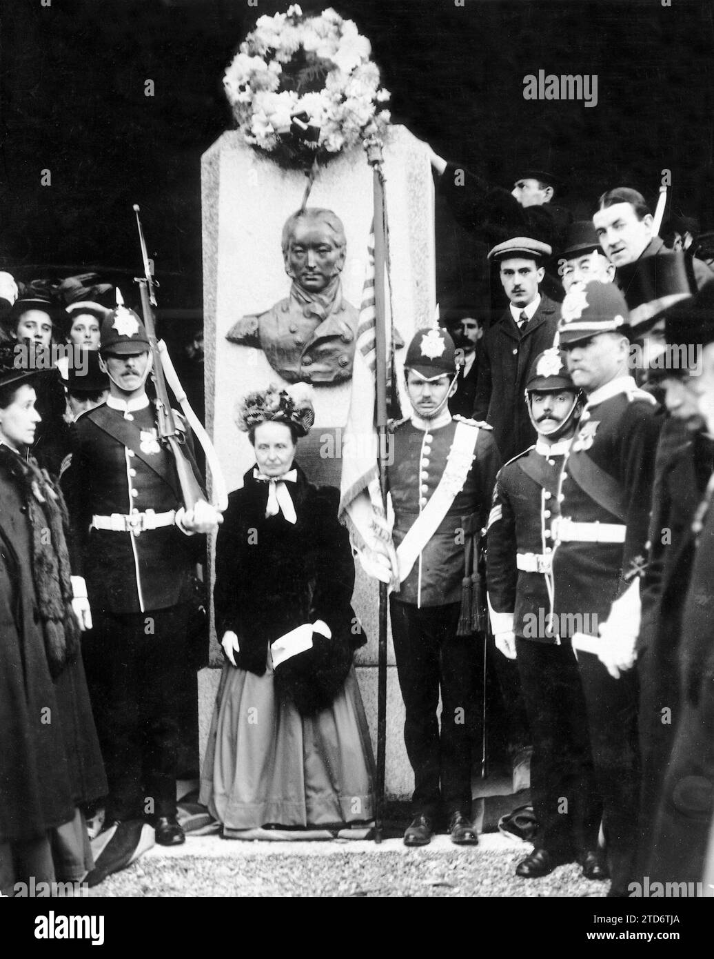 10/31/1909. General Moore's monument in London. The bust of the famous ...