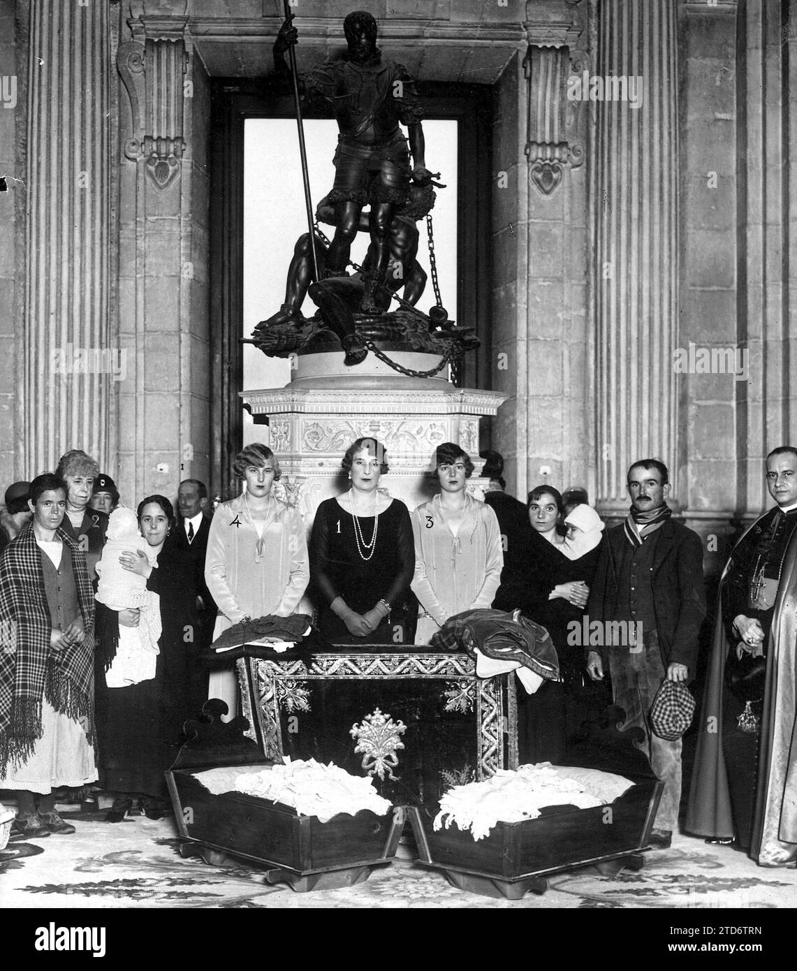 12/20/1925. SSMM the Queens Doña Victoria (1) and Doña María Cristina ...