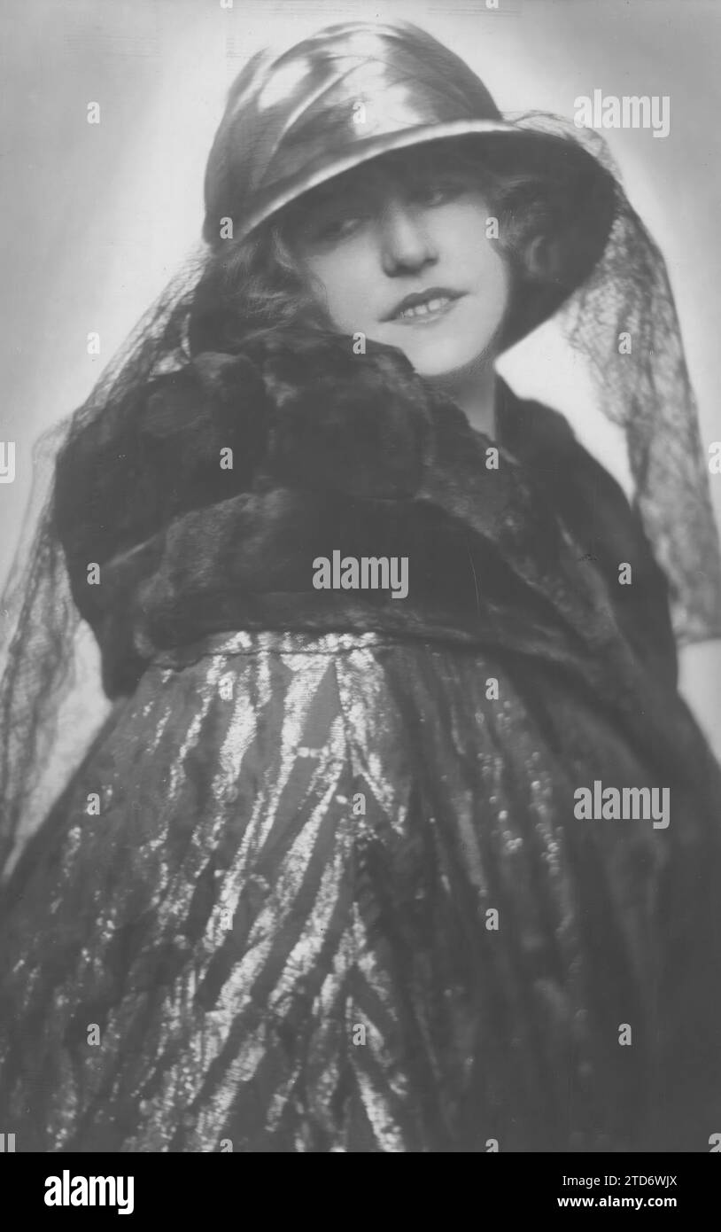 In the Image, a coat from 1923. The actress Dora Kaiser wears a brocade ...