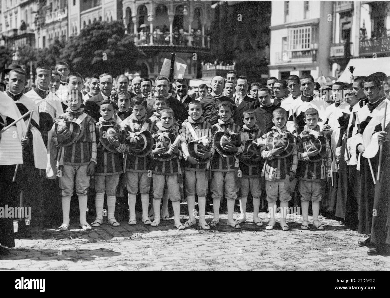 Seville, 06/11/1925. Six Conceptionists of the Cathedral of Seville ...