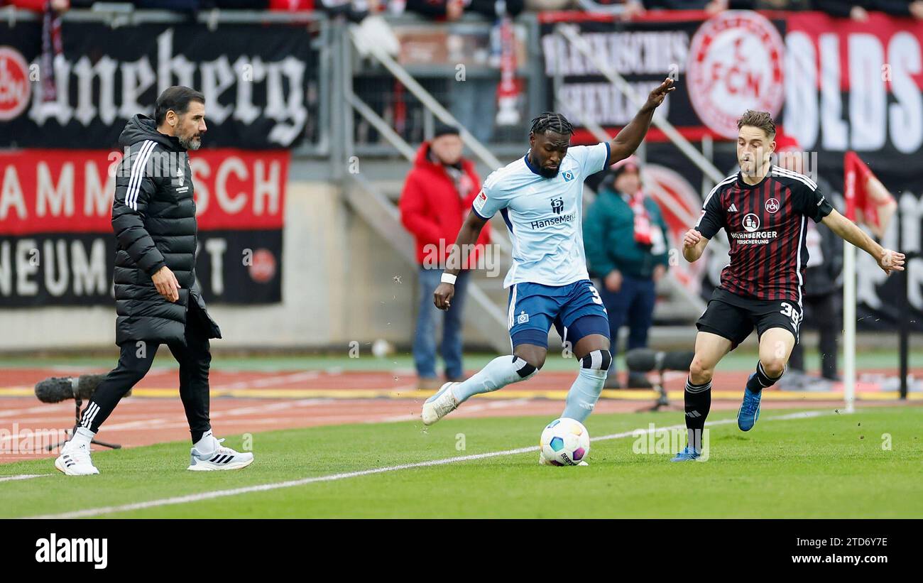 Bild: Trainer Cristian Fiel (1.FC Nuernberg), Stephan Ambrosius (Hamburger SV) und Jannes Horn ...