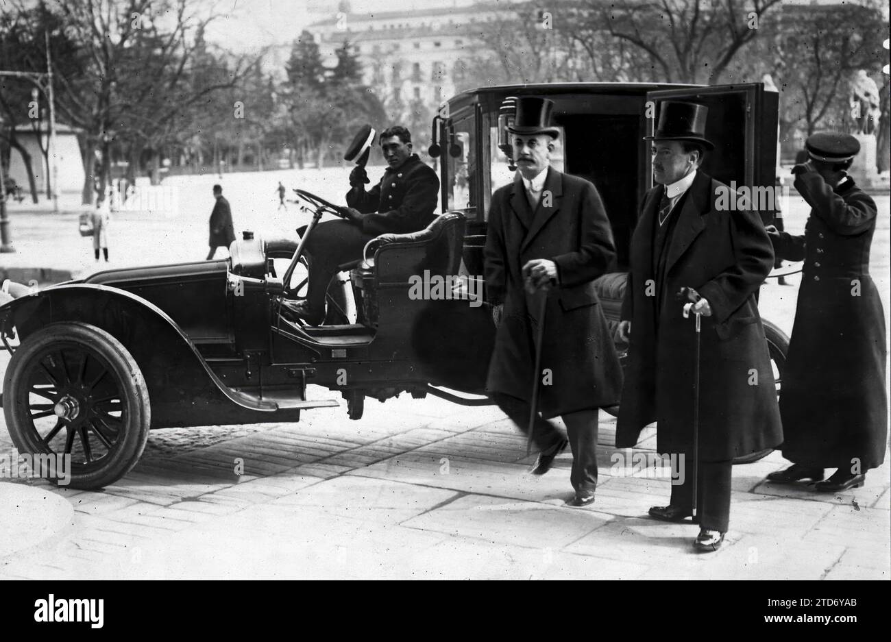 02/23/1917. At the door of the Royal Palace. The ambassador of the ...