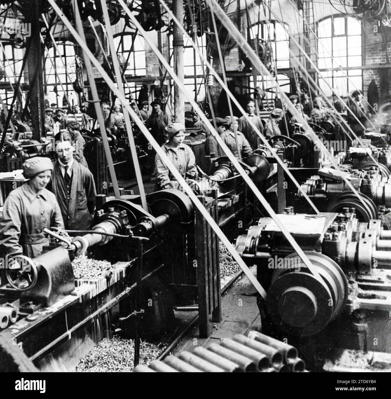 Sheffield (United Kingdom), June 1916. World War I. Women's work in England. Interior view of a ...