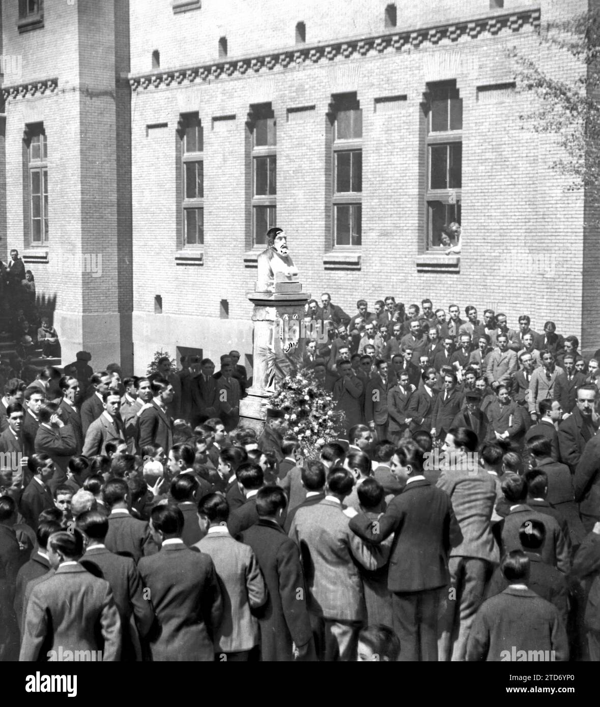 04/30/1919. Saragossa. Tribute to an illustrious doctor. Discovery of ...