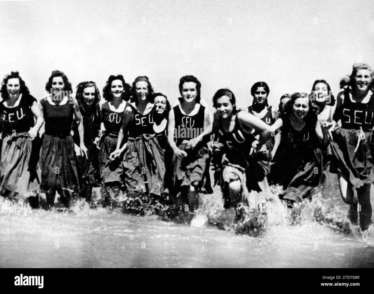 Bathers on beach 08 hi-res stock photography and images - Alamy