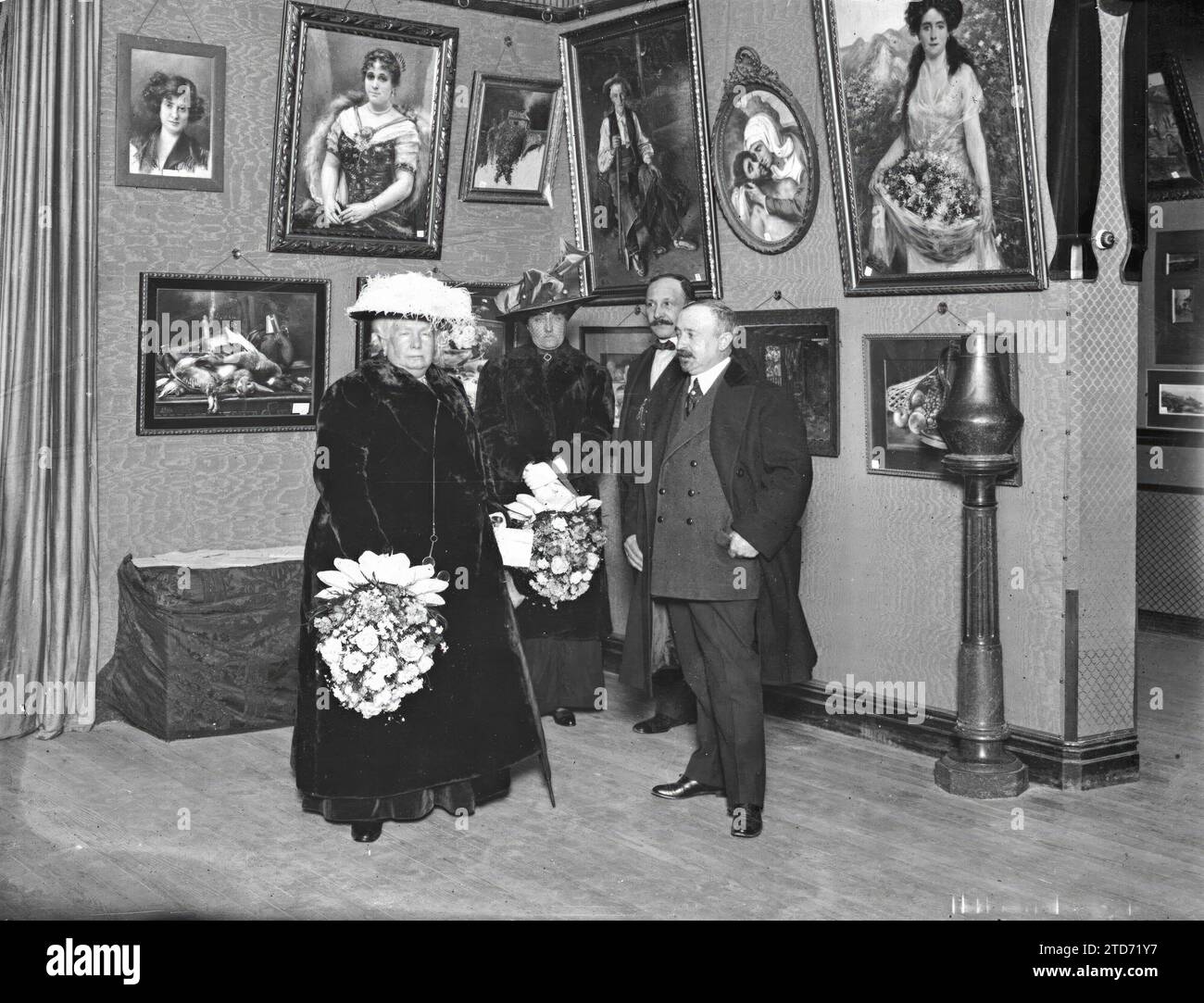 03/31/1915. At an art exhibition. HRH the Infanta Doña Isabel Visiting ...
