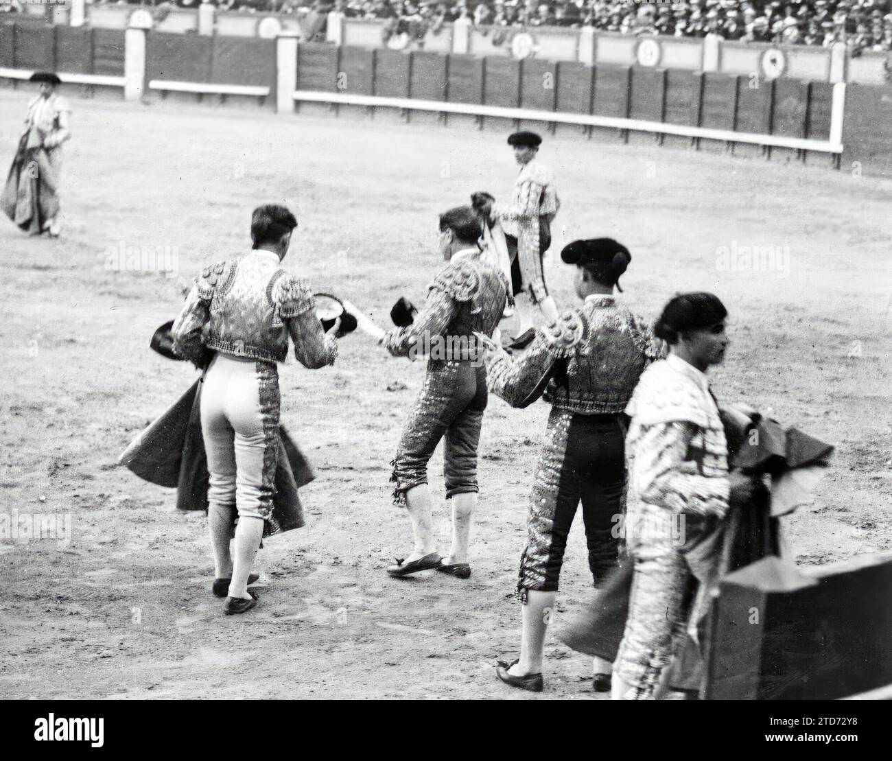 06/01/1916. Pacomio Giving a Round of Banderillas to His Companions ...