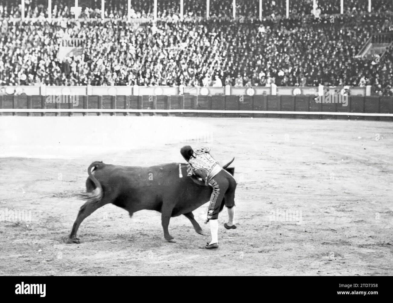 04/23/1916. From yesterday's bullfight in Madrid. Catching the right ...