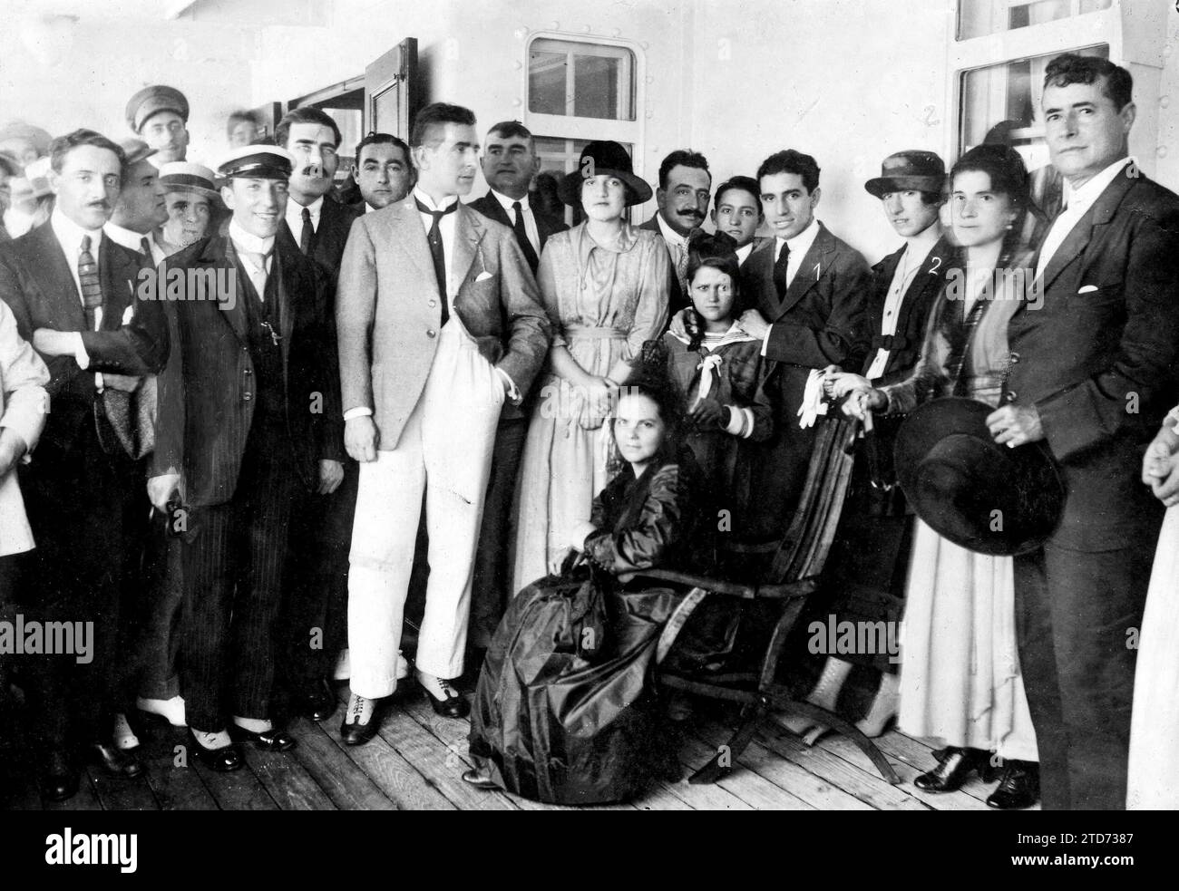 Cadiz, 08/24/1918. The famous right-hander Juan Belmonte (1) and his ...