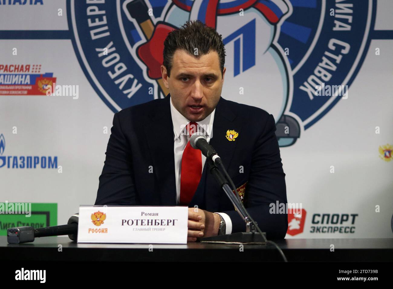 The head coach of the "Russian national team 25" and the SKA hockey ...