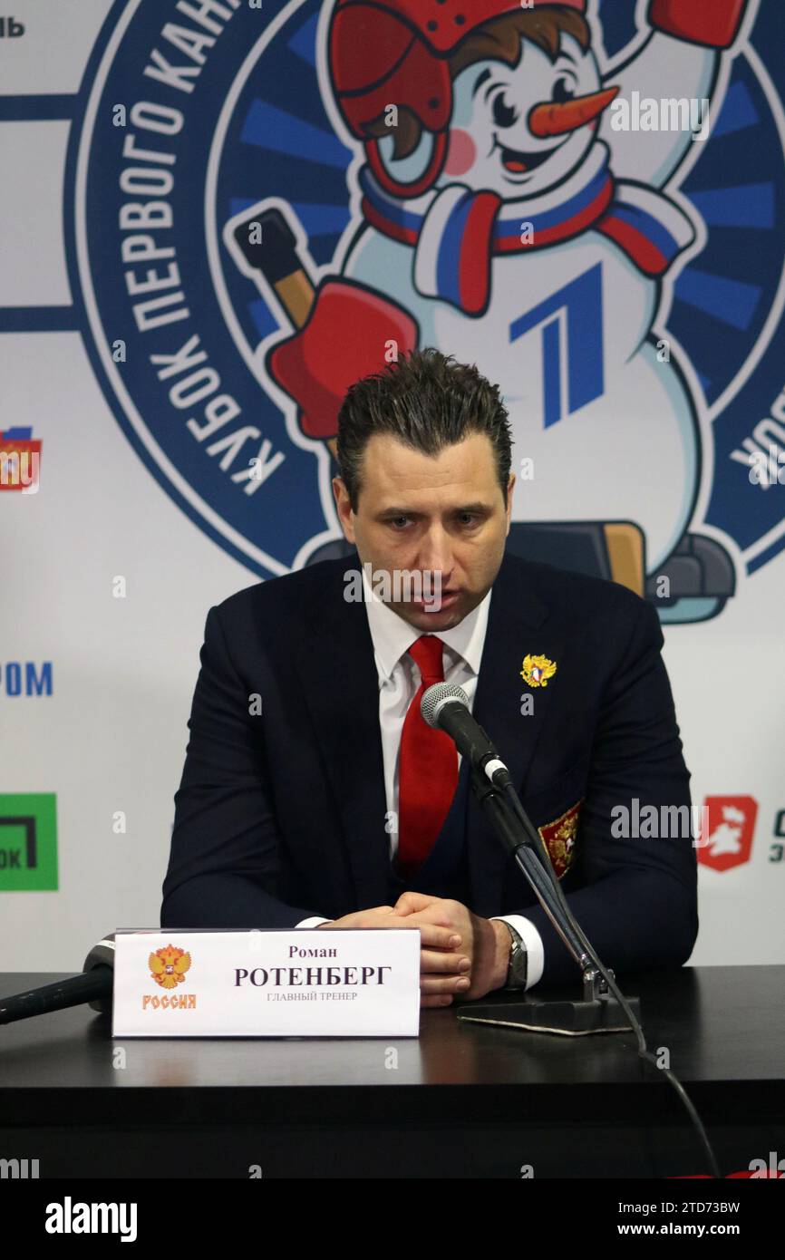 The head coach of the "Russian national team 25" and the SKA hockey ...