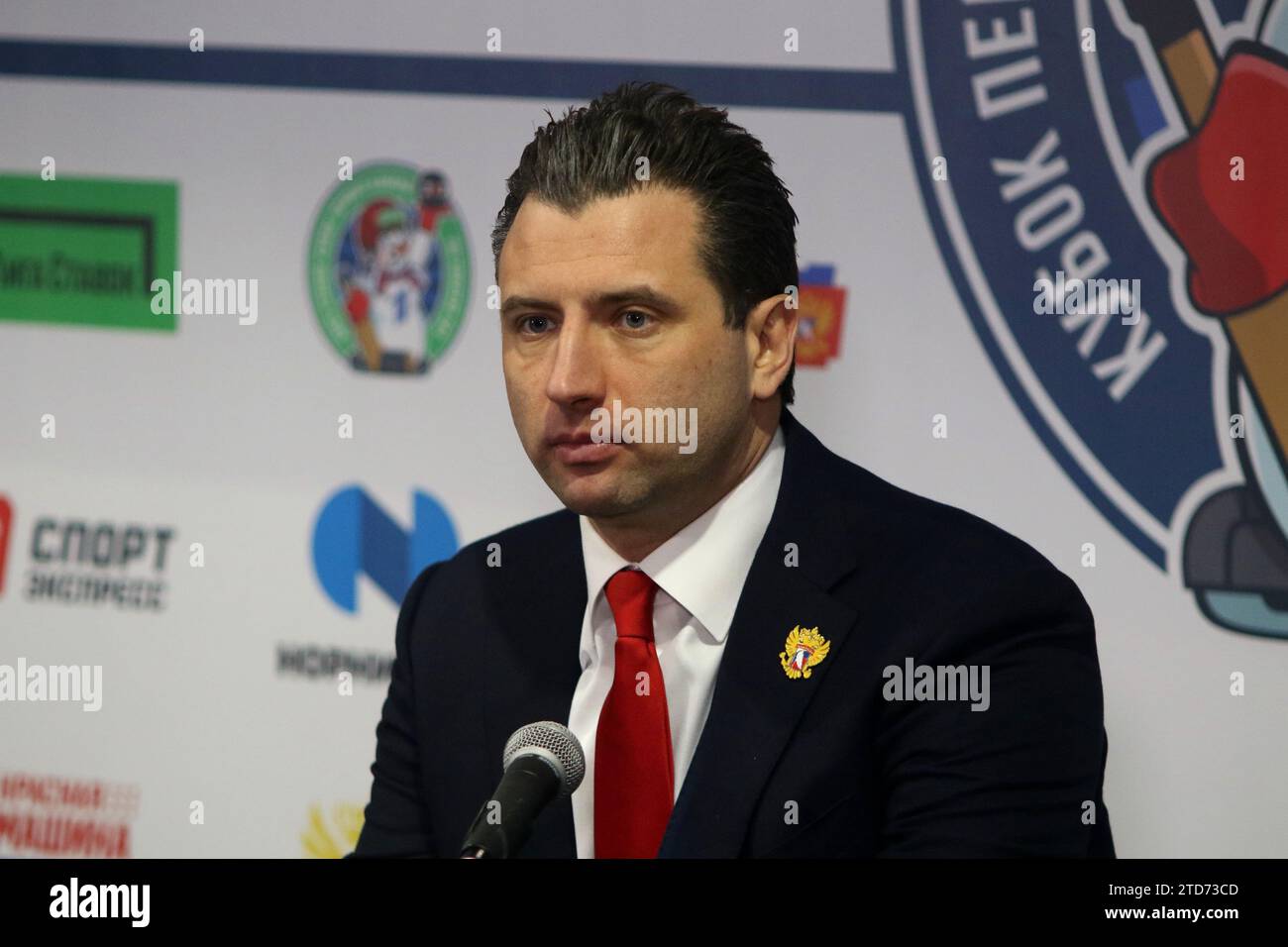 The head coach of the "Russian national team 25" and the SKA hockey ...