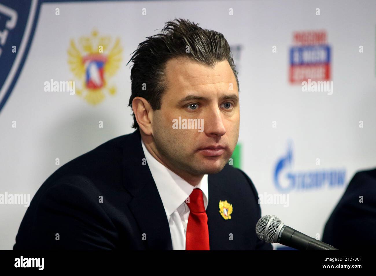 The head coach of the "Russian national team 25" and the SKA hockey ...