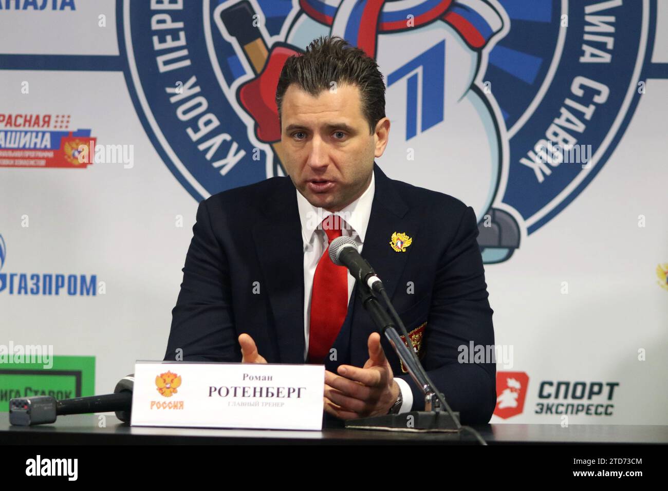 The head coach of the "Russian national team 25" and the SKA hockey ...