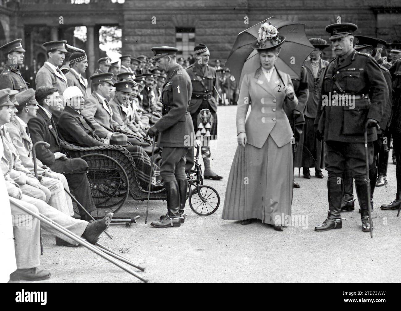 06/01/1917. The Wounded of War. Kings George V (1) and Mary (2) of ...