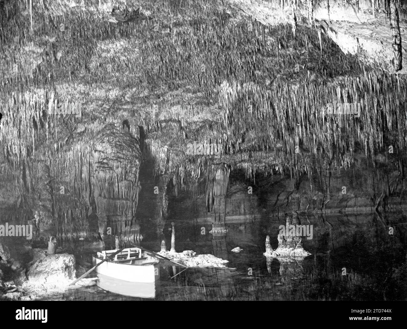 07/31/1930. Caves of Drach. Luis Salvador Cave. Lake Miramar (Martel ...