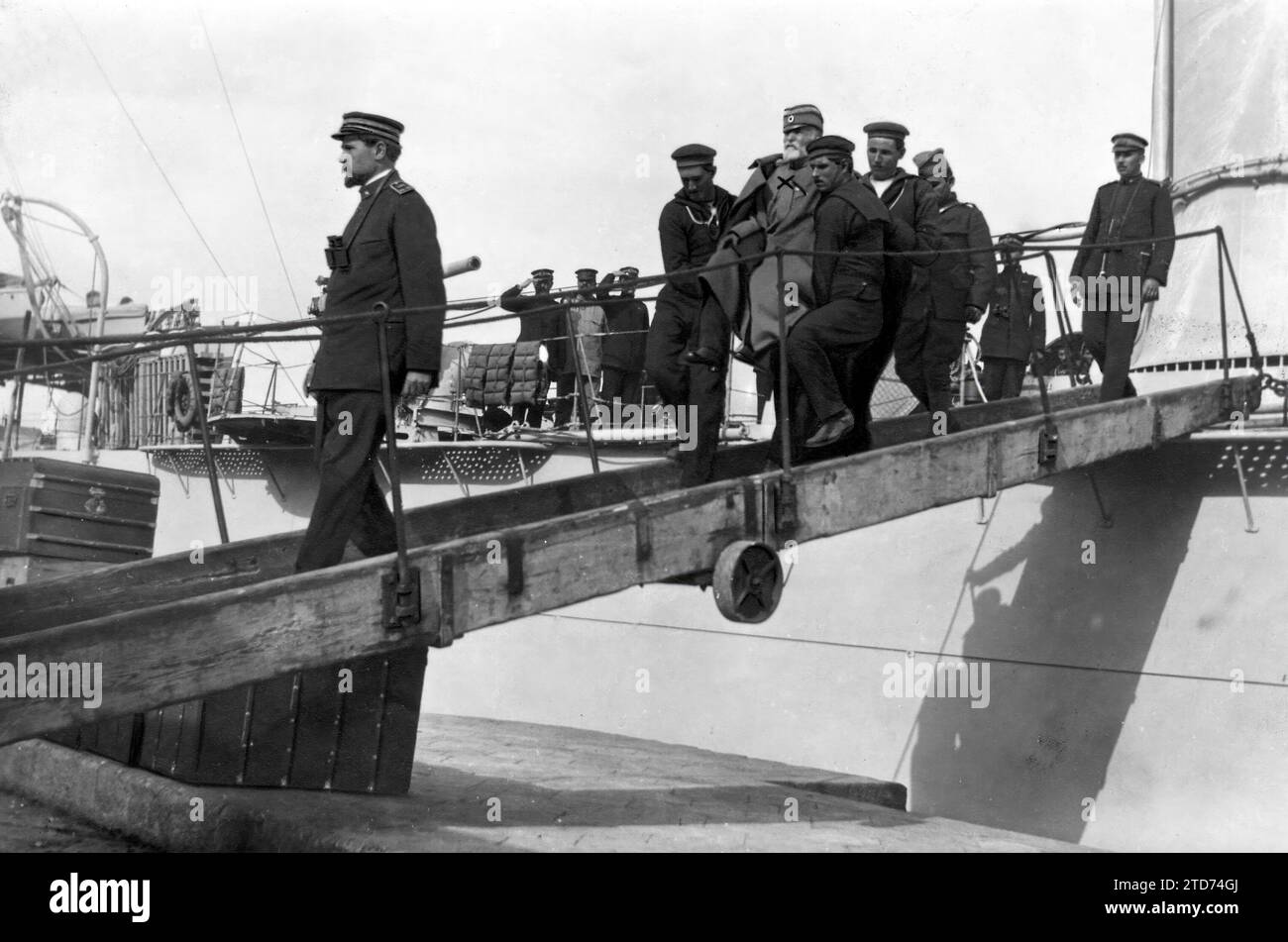 10/31/1917. The War in the East. Disembarkation of Serbian General ...