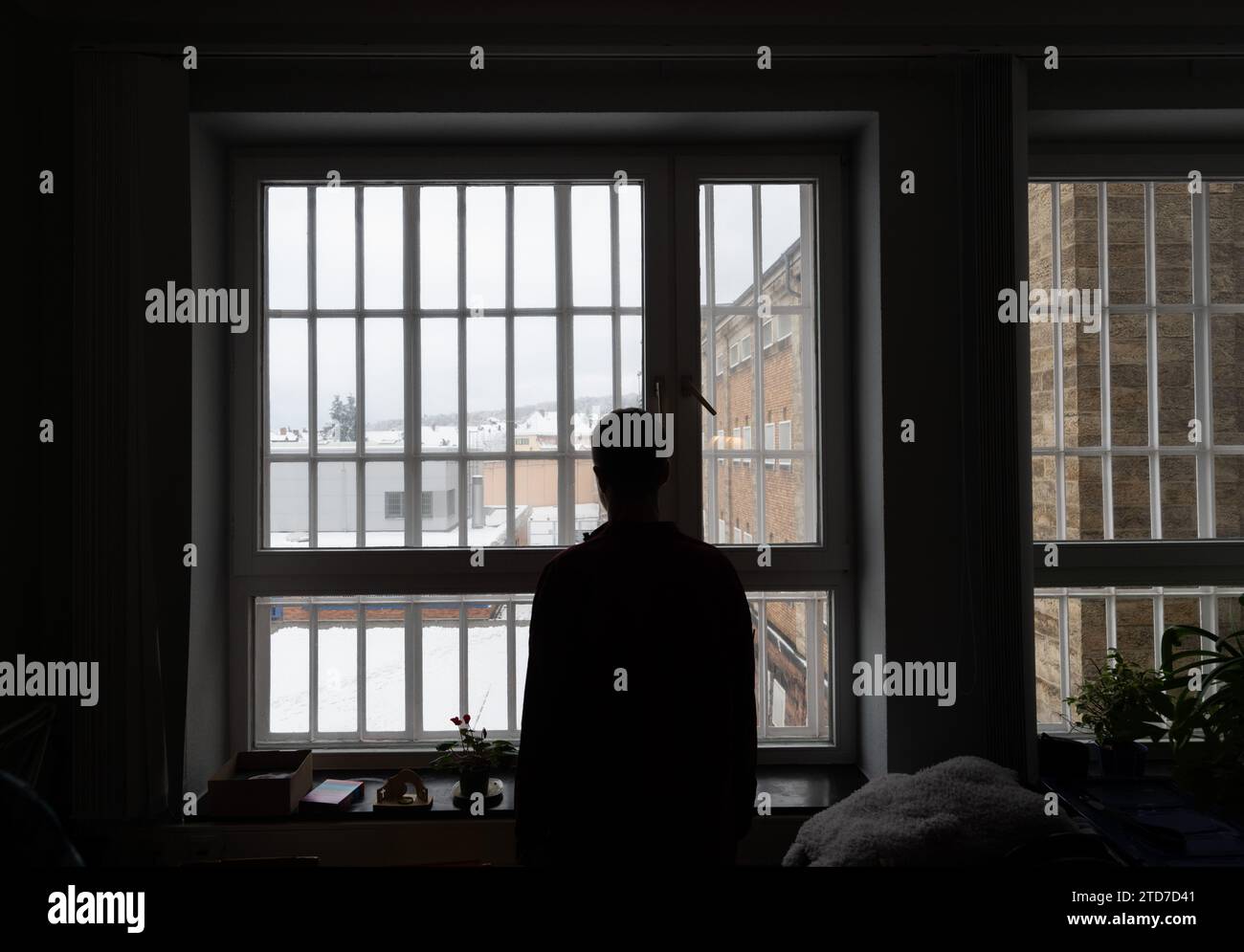 PRODUCTION - 28 November 2023, Hesse, Butzbach: A 57-year-old inmate ...