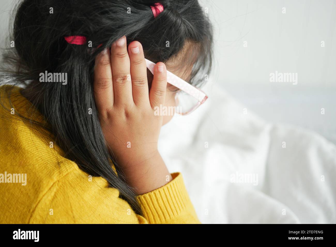 child having ear pain touching his painful ear Stock Photo - Alamy