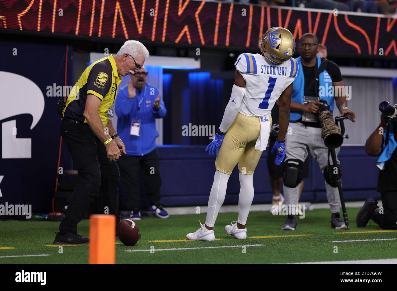 December 16, 2023, Los Angeles, California, USA: UCLA wide receiver J ...