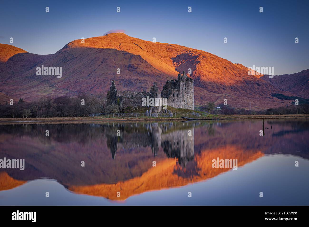 Sunrise at Kilchurn Castle in Scotland Stock Photo - Alamy