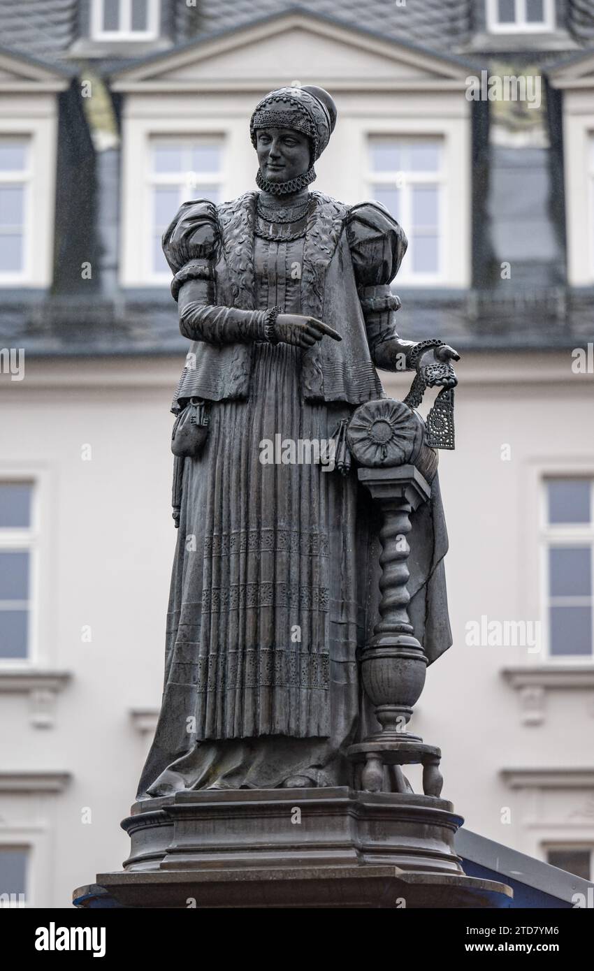 PRODUCTION - 21 November 2023, Saxony, Annaberg-Buchholz: A monument on ...