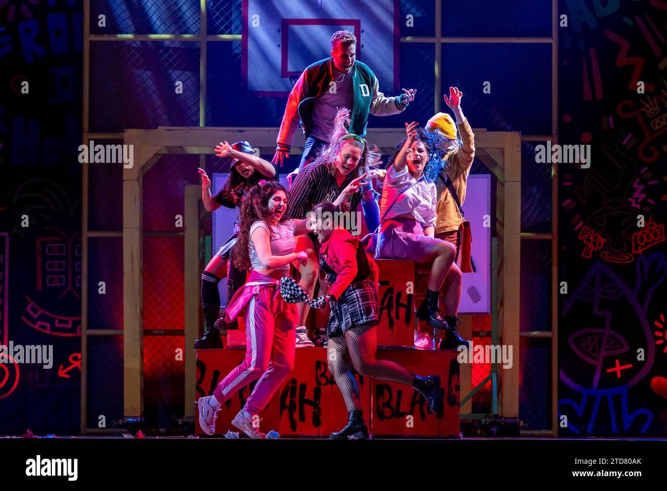 Cast live im Musical Fack Ju Göhte Das Musical in der Messehalle ...