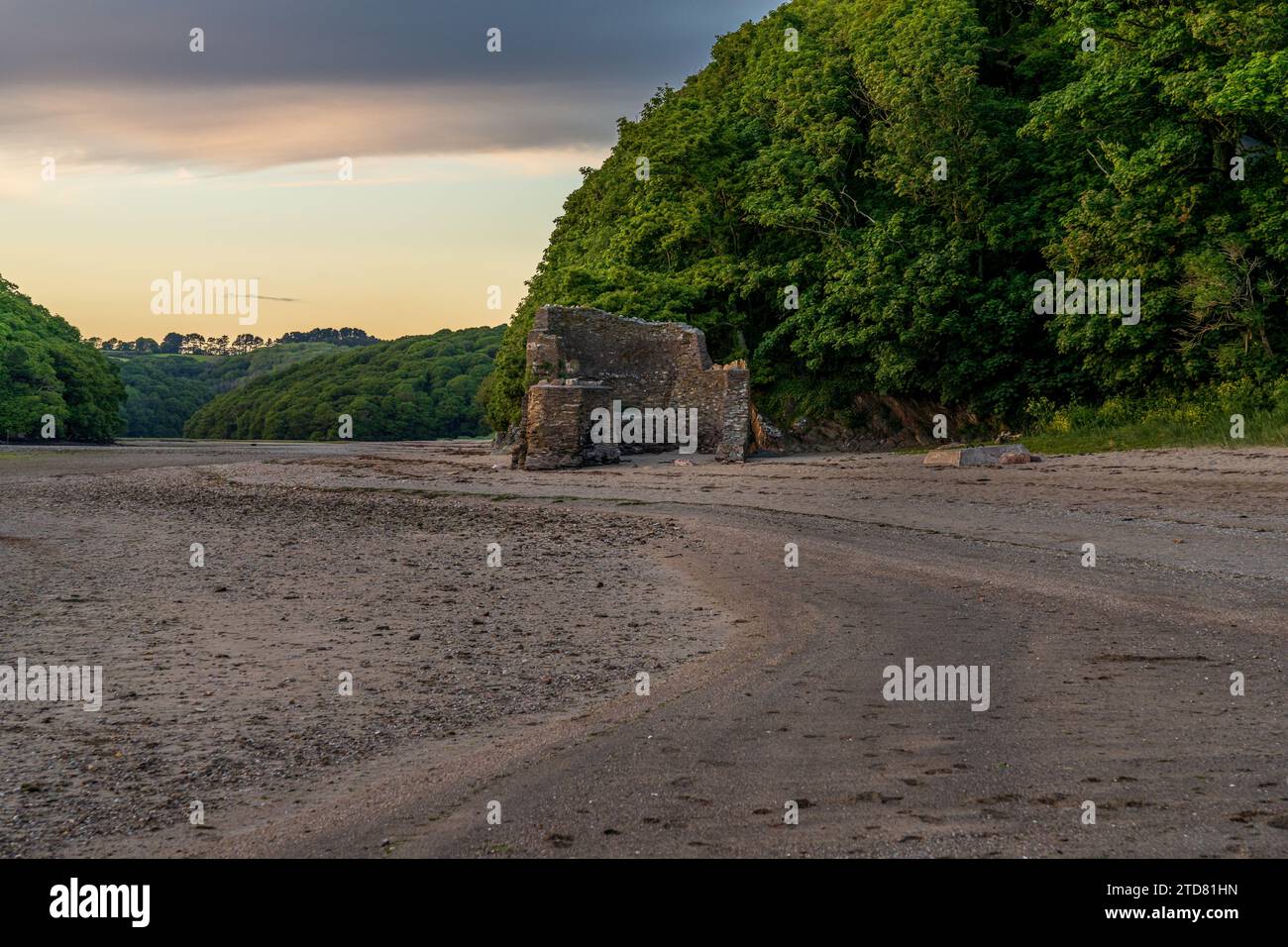 Lime kiln on Wonwell Beach and low tide on the River Erme near ...