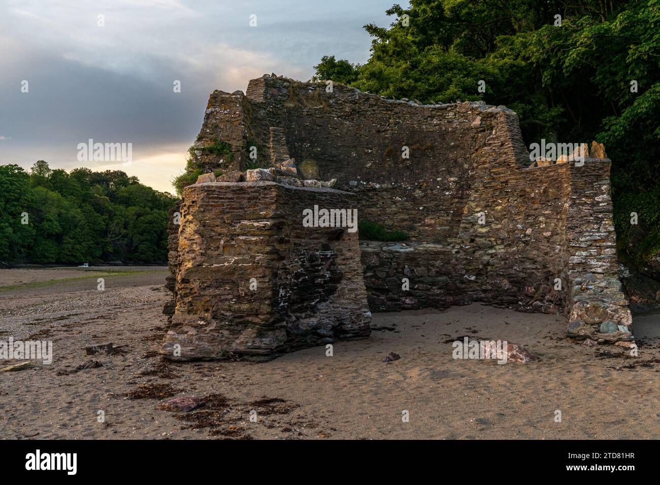 Lime kiln on Wonwell Beach and low tide on the River Erme near ...
