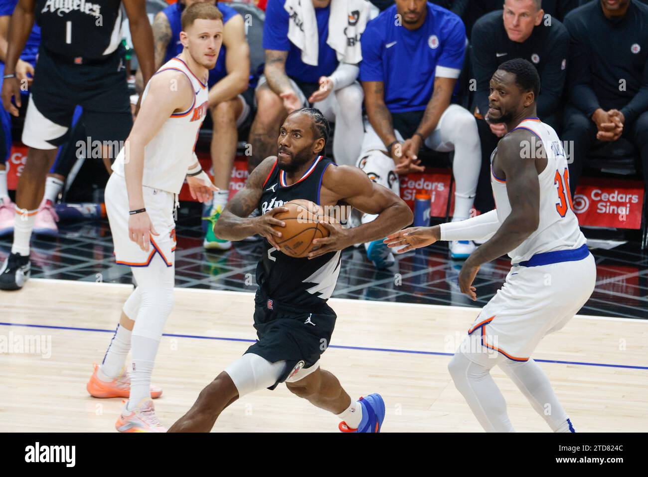 Los Angeles Clippers' Kawhi Leonard (C) drives past New York Knicks ...