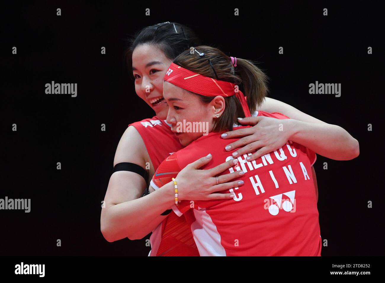 Hangzhou. 17th Dec, 2023. Chen Qingchen (R)/Jia Yifan celebrate after ...