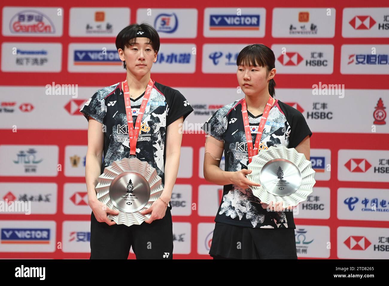 Hangzhou. 17th Dec, 2023. Silver medalists Baek Ha Na (R)/Lee So Hee react during the awarding ...