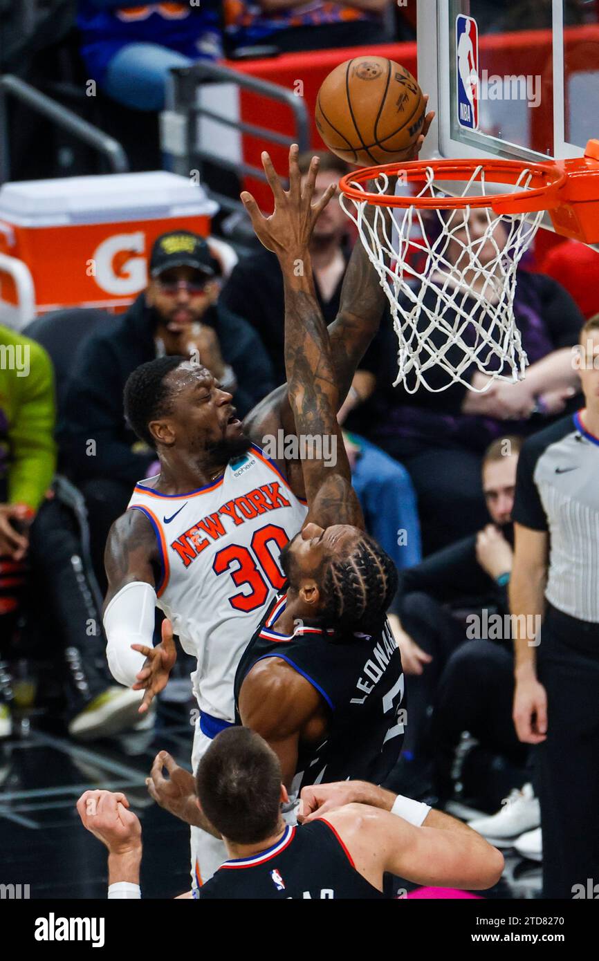 New York Knicks' Julius Randle (L) shoots against Los Angeles Clippers ...