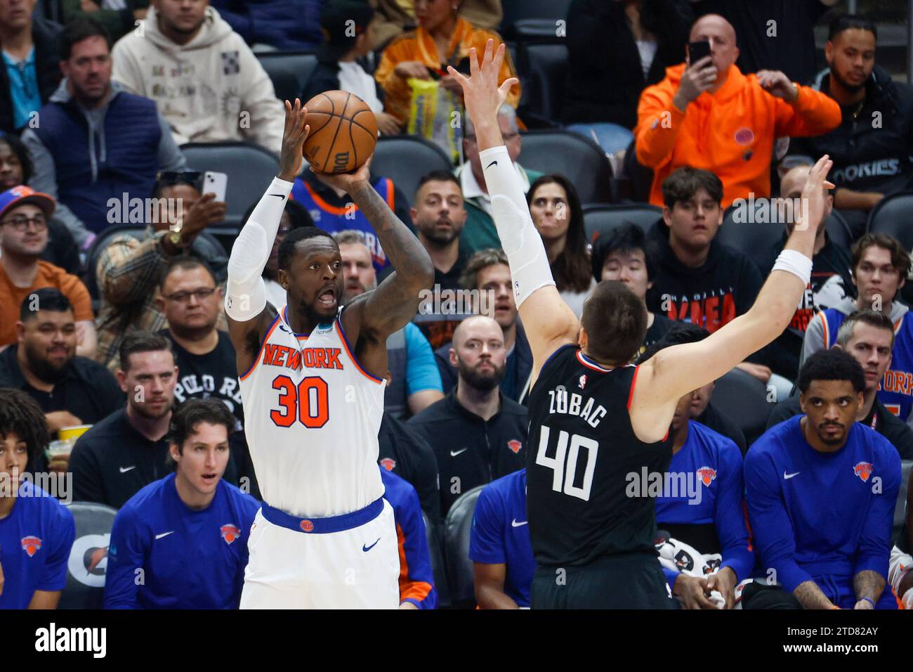 New York Knicks' Julius Randle (L) plays against Los Angeles Clippers ...