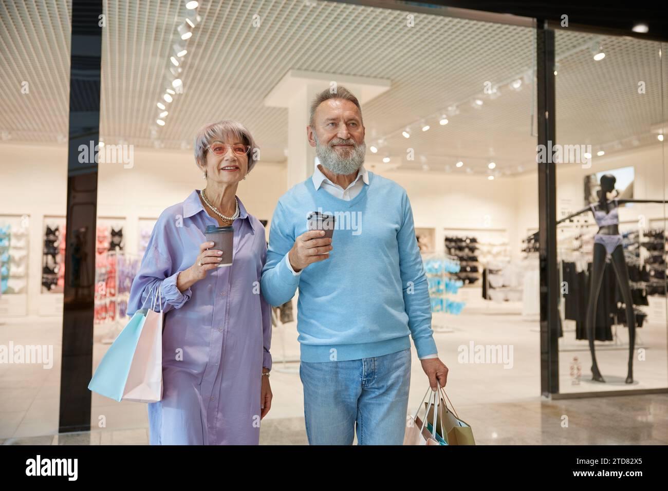 Shopping mall sales time woman hi-res stock photography and images - Alamy