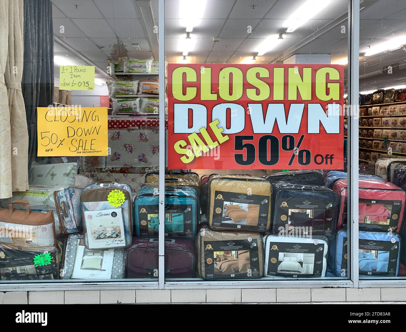 Slough, Berkshire, UK. 16th December, 2023. A closing down sale sign in ...