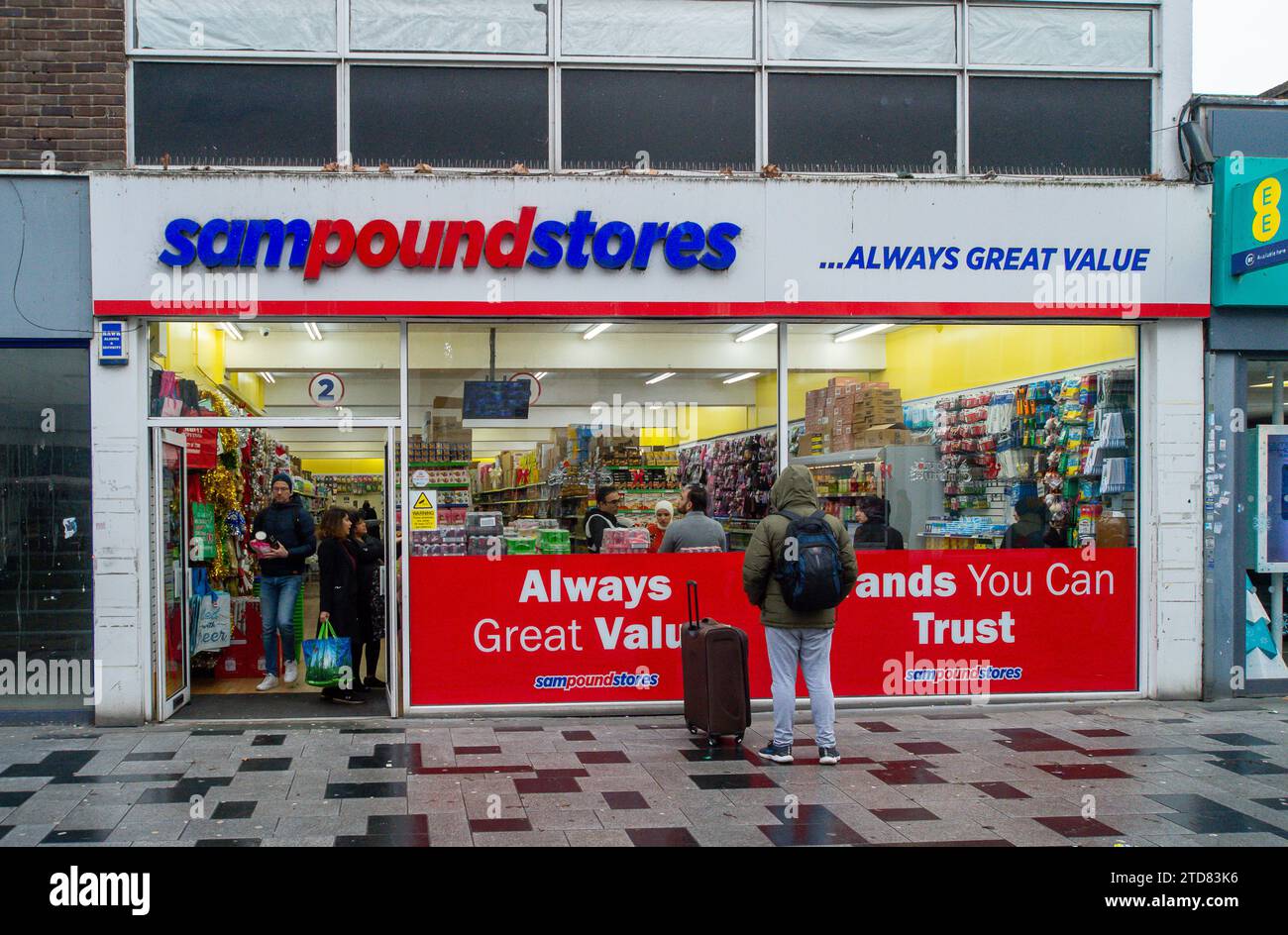 Slough, Berkshire, UK. 16th December, 2023. A Sampoundstores shop in ...