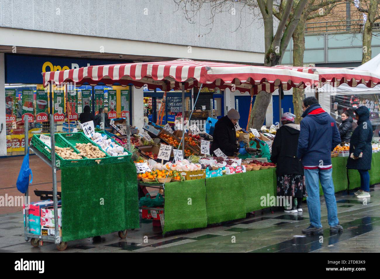 Slough, Berkshire, UK. 16th December, 2023. A fruit and veg stall in ...