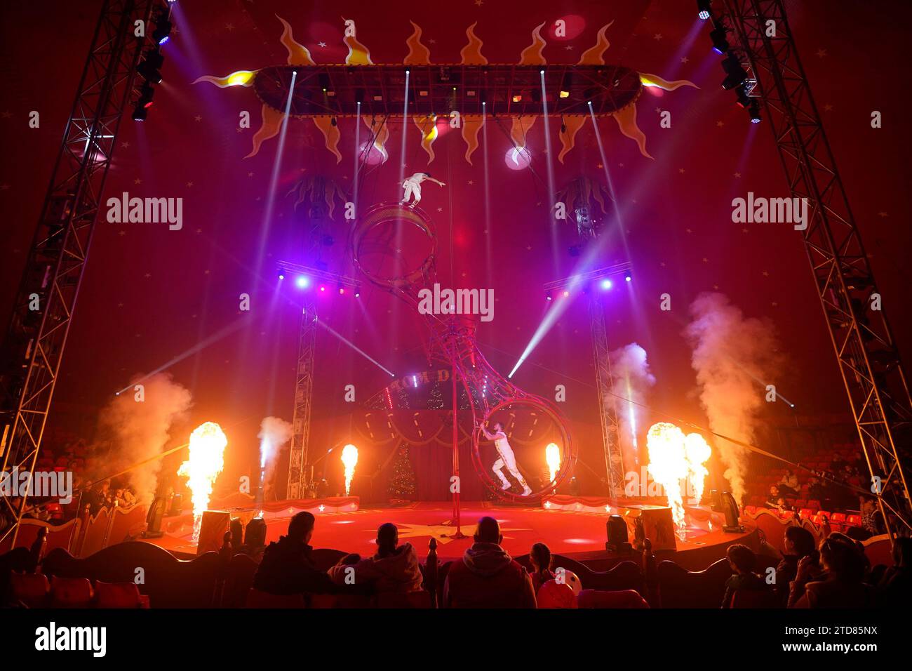 Circus safety net hi-res stock photography and images - Alamy