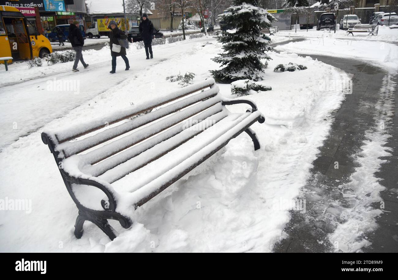 Non Exclusive: KYIV, UKRAINE - DECEMBER 14, 2023 - Snow covers a bench ...