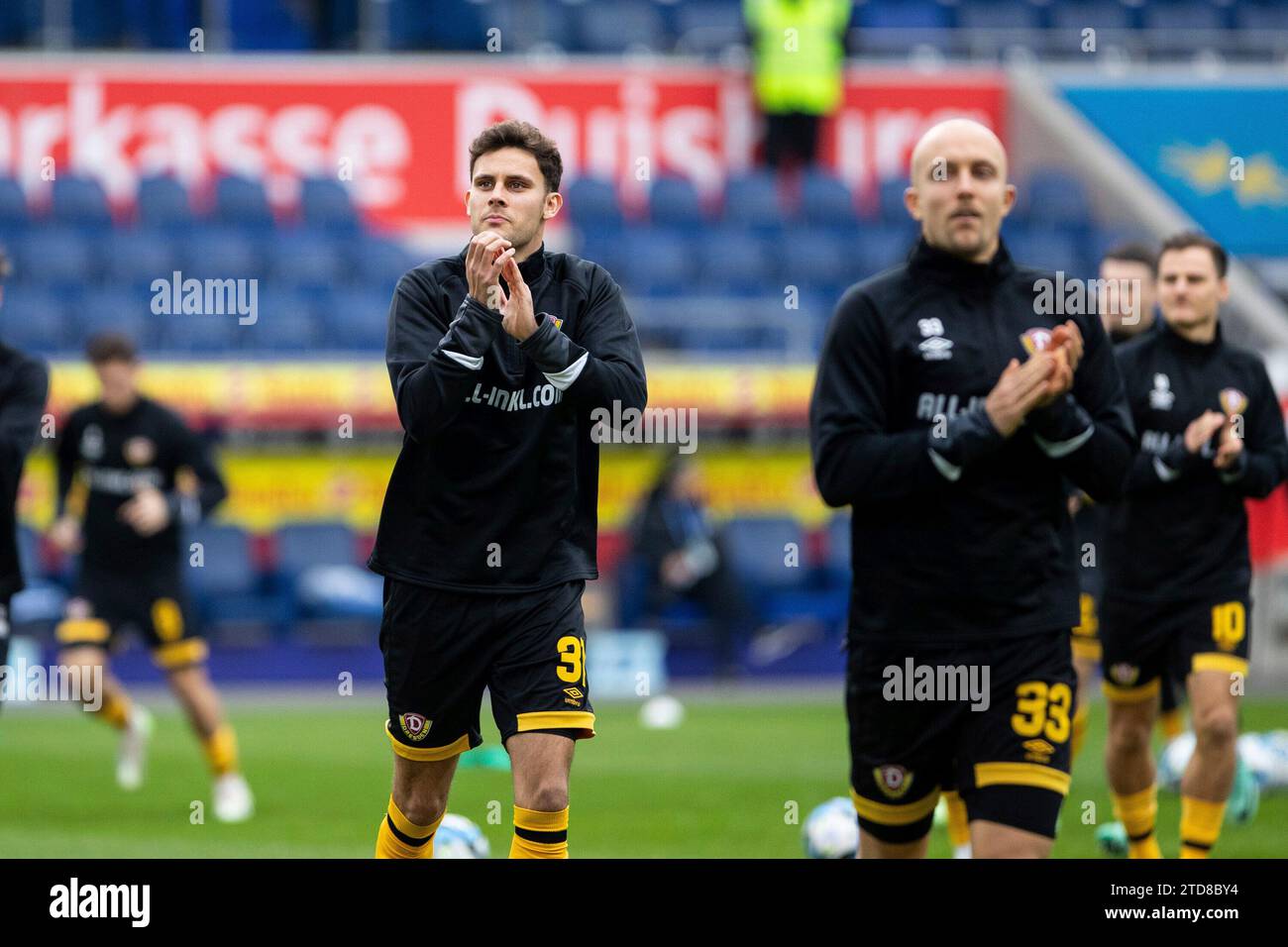 Duisburg, Deutschland. 17th Dec, 2023. Jakob Lewald (Dynamo Dresden, 31 ...