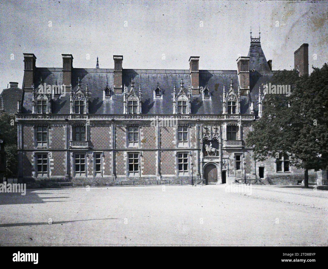 Blois, France The Louis XII wing of the castle, Art, Habitat ...