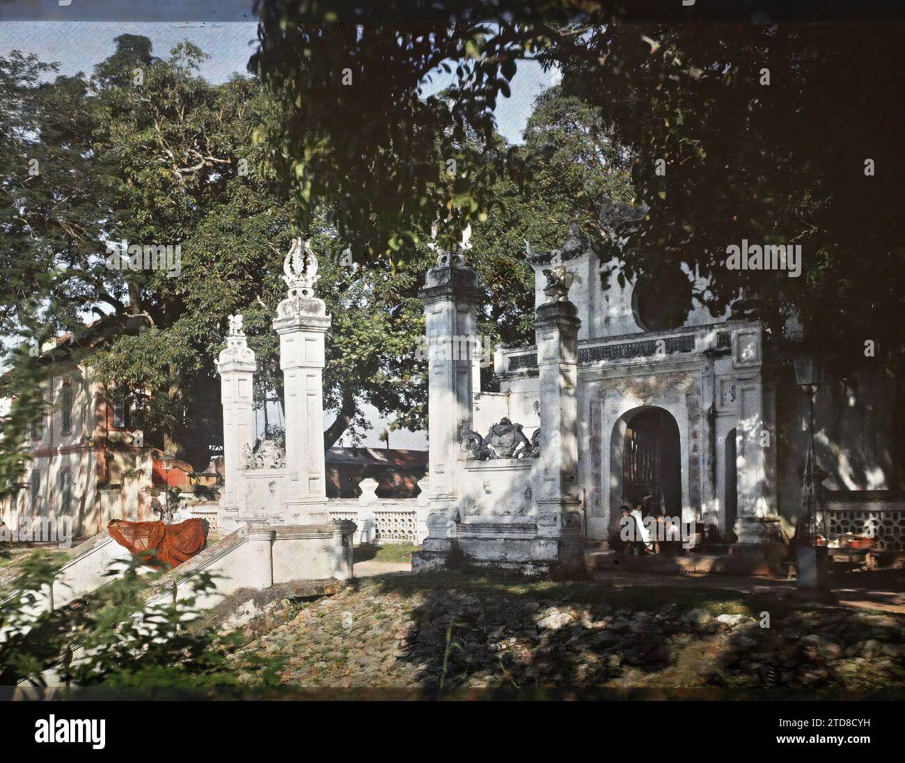 Hà-nôi, Hainoi Vietnam, Tonkin, Indochina The entrance to the temple of ...