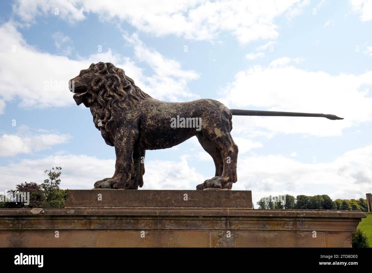 The Percy Lion, Alnwick bridge, Alnwick castle, Northumberland, UK ...