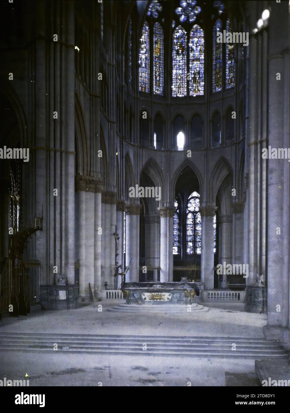 Reims cathedral, interior view hi-res stock photography and images - Alamy
