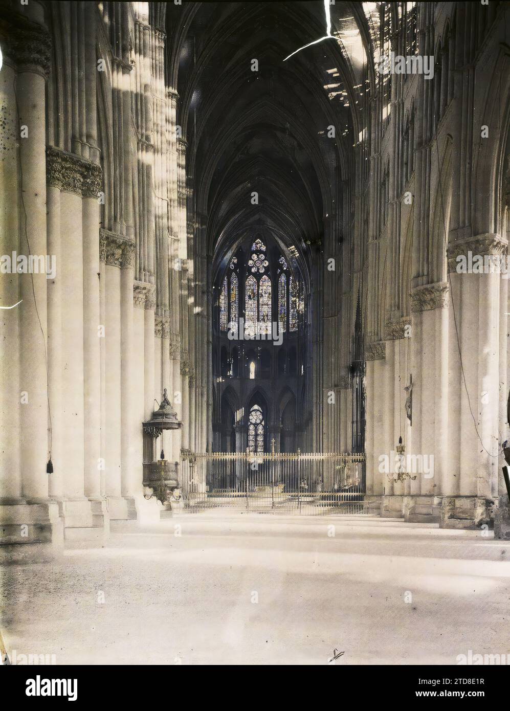 Reims, Marne, Champagne, France The nave and choir of the cathedral ...