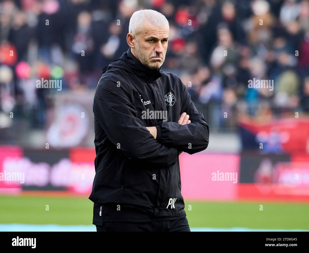 Hamburg, Deutschland. 17th Dec, 2023. Peter Nemeth (FC St. Pauli) Co ...