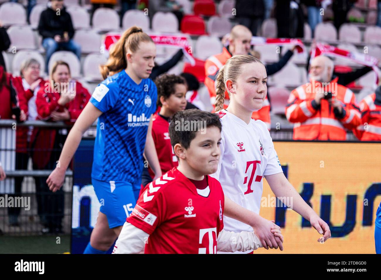 Carlotta Imping (1. FC K?ln, #14) mit Einlaufkind GOOGLE PIXEL Frauen Bundesliga, 1. FC K?ln ...