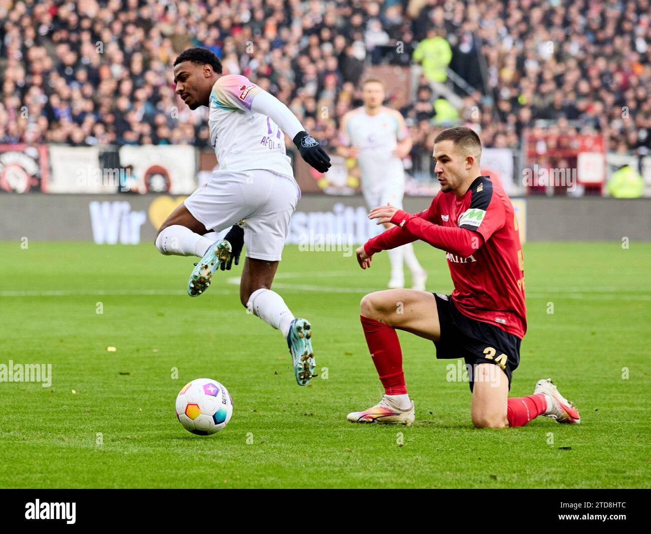 Hamburg, Deutschland. 17th Dec, 2023. Zweikampf Oladapo Afolayan (FC St ...